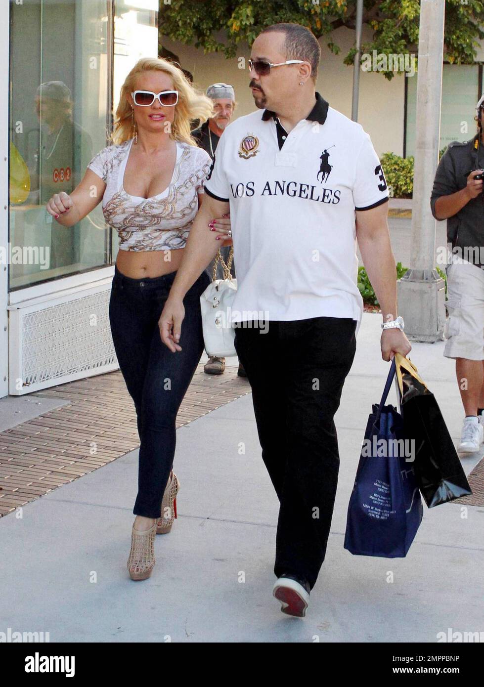 Showing off her famous curves in super tight jeans and a tiny belly top ...