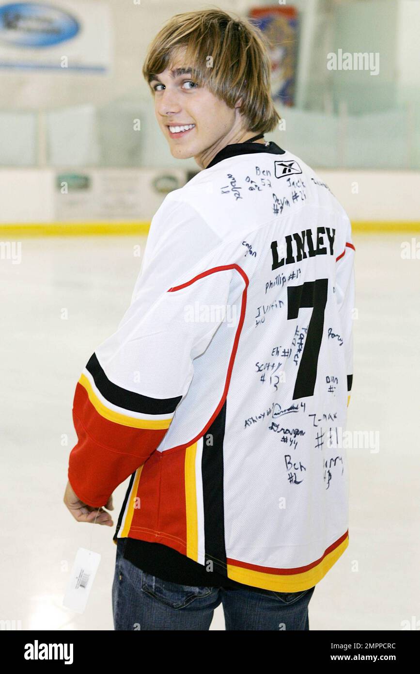 "Dancing with the Stars" and "Hannah Montana" star Cody Linley signs ...