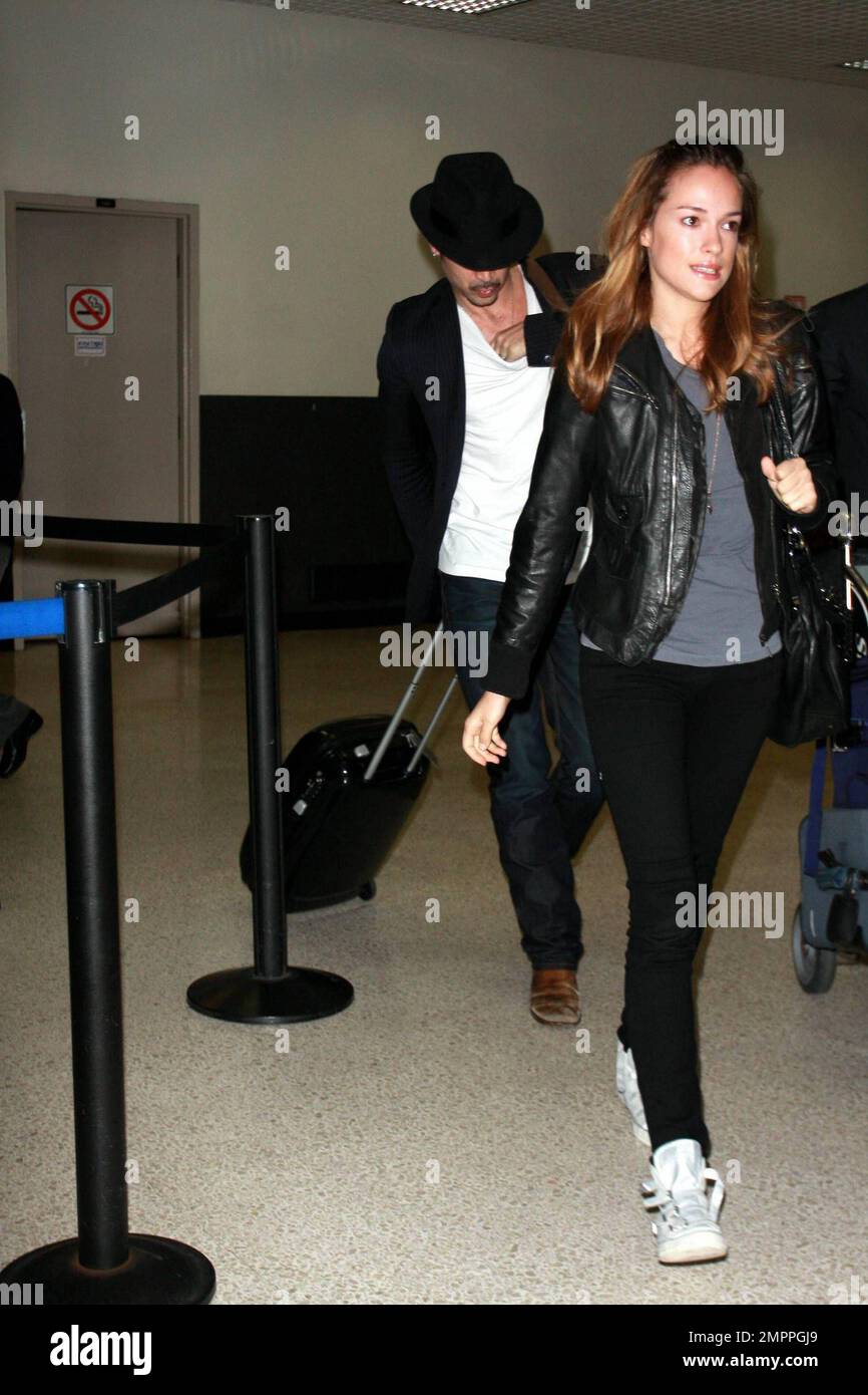 Colin Farrell signs autographs as he makes his way through the terminal ...