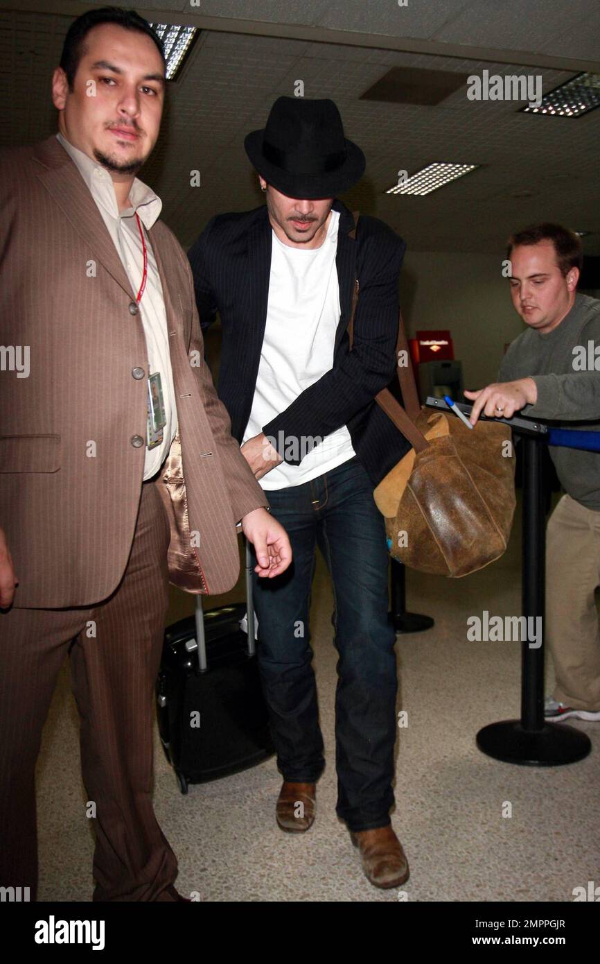 Colin Farrell signs autographs as he makes his way through the terminal ...