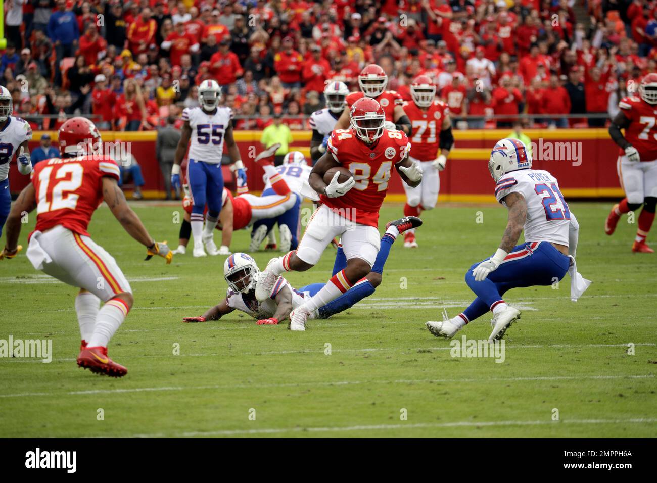 Kansas City Chiefs tight end Demetrius Harris (84) runs past a tackle ...