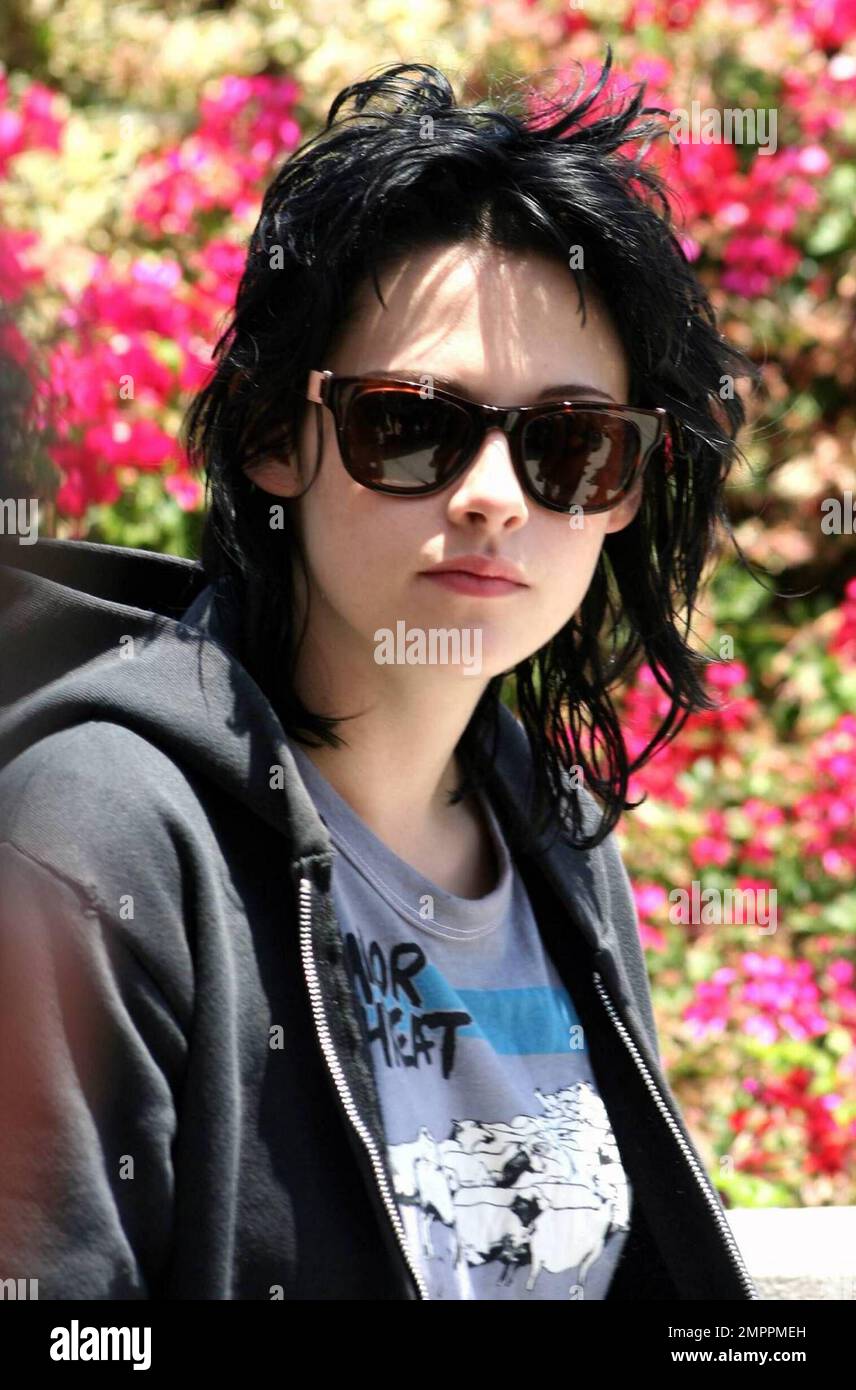 "Twilight Saga: New Moon" stars Robert Pattinson, Kristen Stewart ...