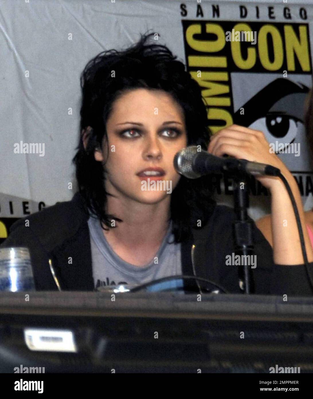 Kristen Stewart at the San Diego Comic-Con 2009 Summit Entertainment ...