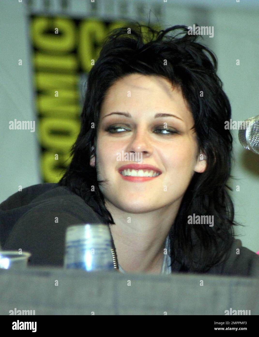 "Twilight Saga: New Moon" stars Robert Pattinson, Kristen Stewart ...