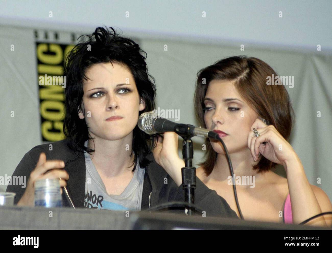 "Twilight Saga: New Moon" stars Robert Pattinson, Kristen Stewart ...