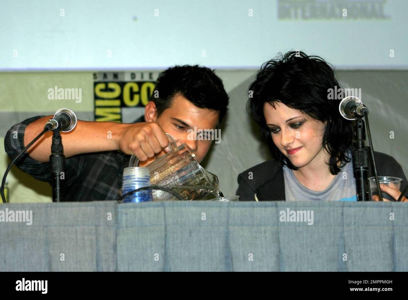 "Twilight Saga: New Moon" stars Robert Pattinson, Kristen Stewart ...