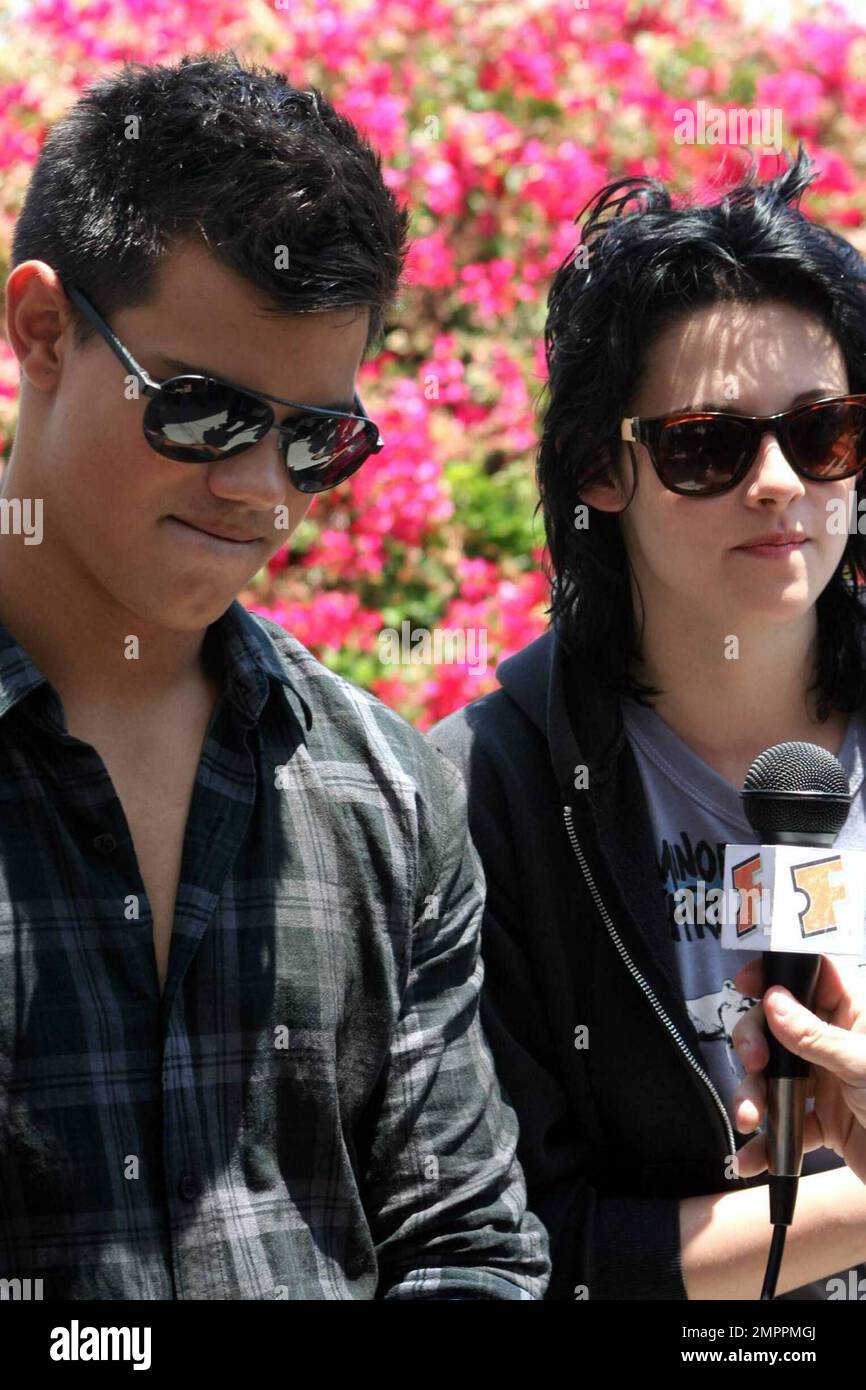 "Twilight Saga: New Moon" stars Robert Pattinson, Kristen Stewart ...