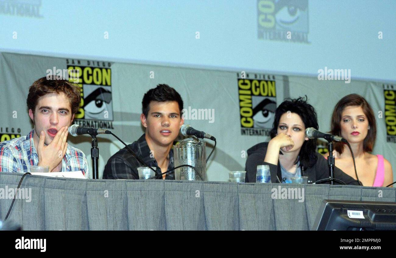 "Twilight Saga: New Moon" stars Robert Pattinson, Kristen Stewart ...