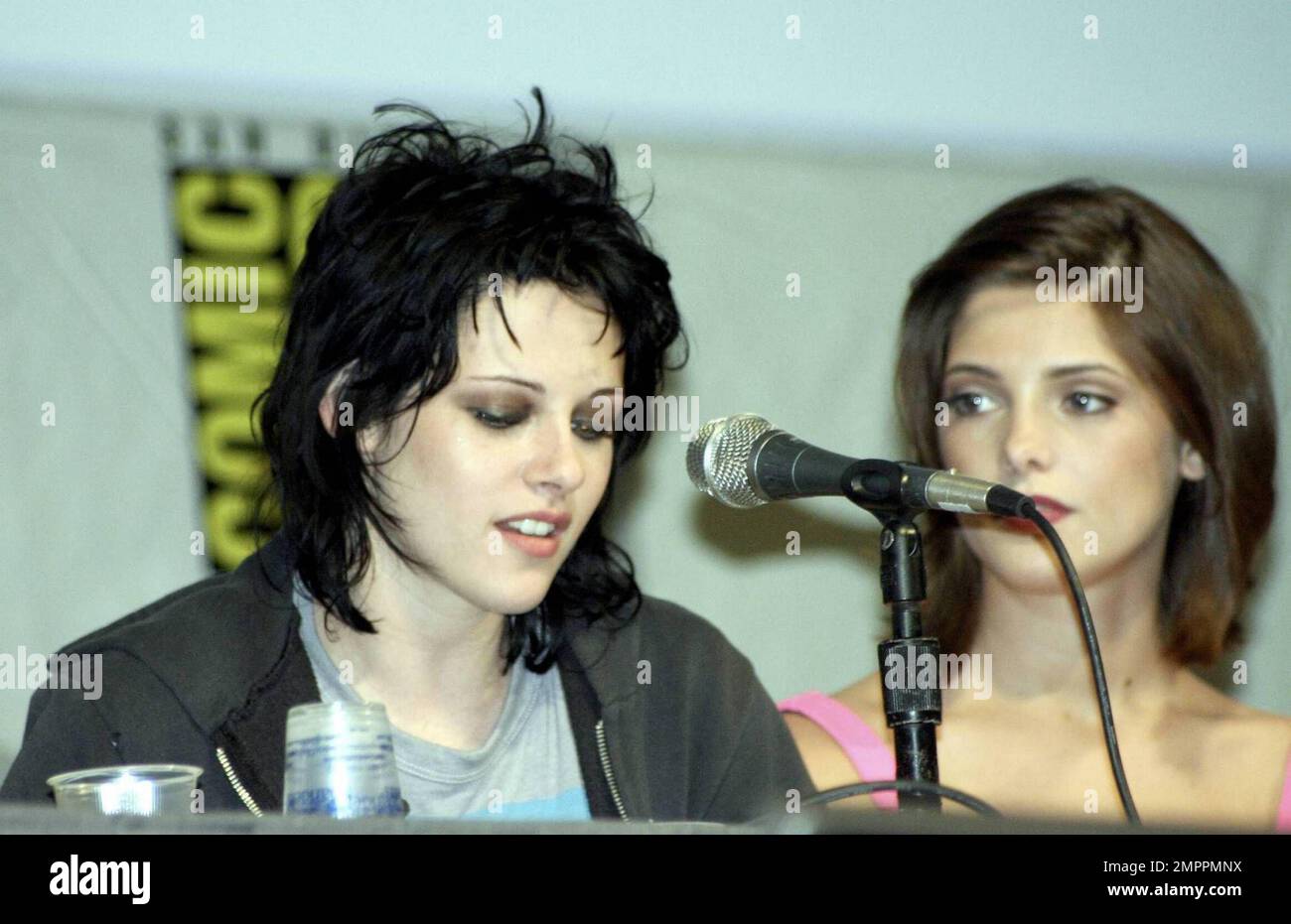 "Twilight Saga: New Moon" stars Robert Pattinson, Kristen Stewart ...