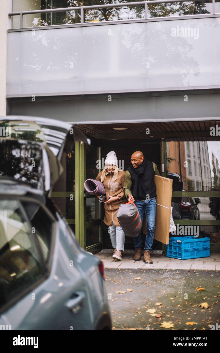 Car leaving house hi-res stock photography and images - Alamy