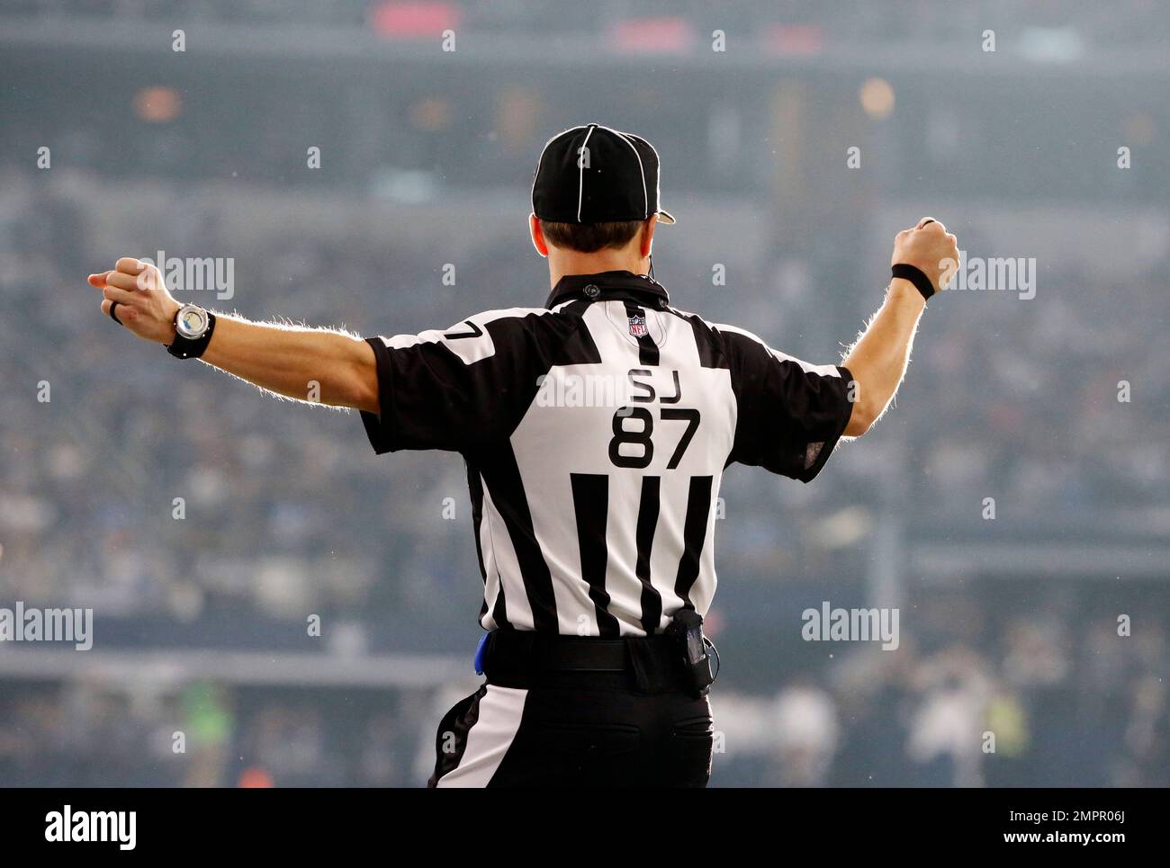 Side judge Walt Coleman IV (87) signals during an NFL football game ...