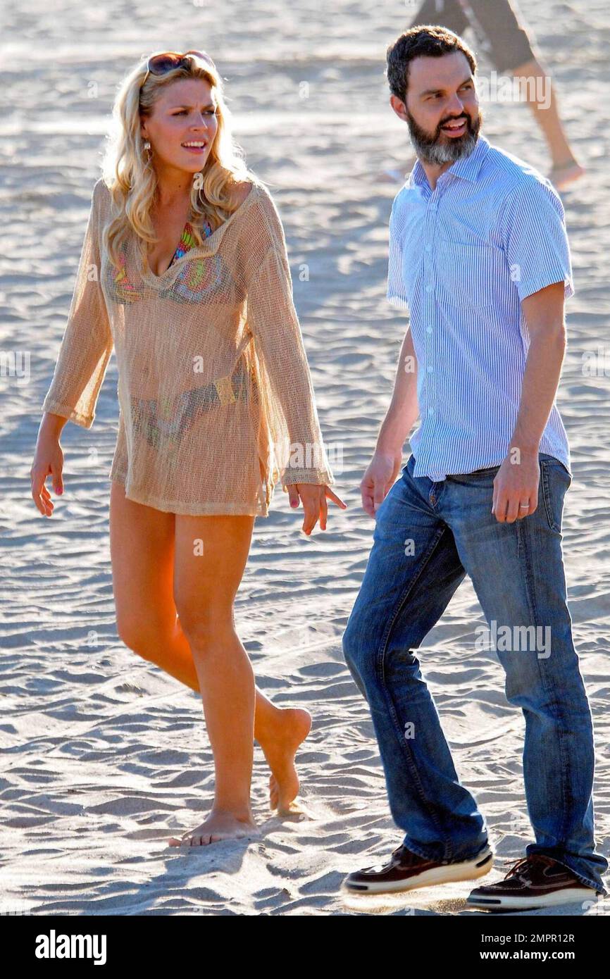 Courteney Cox and Busy Philipps film a scene for their hit show ...