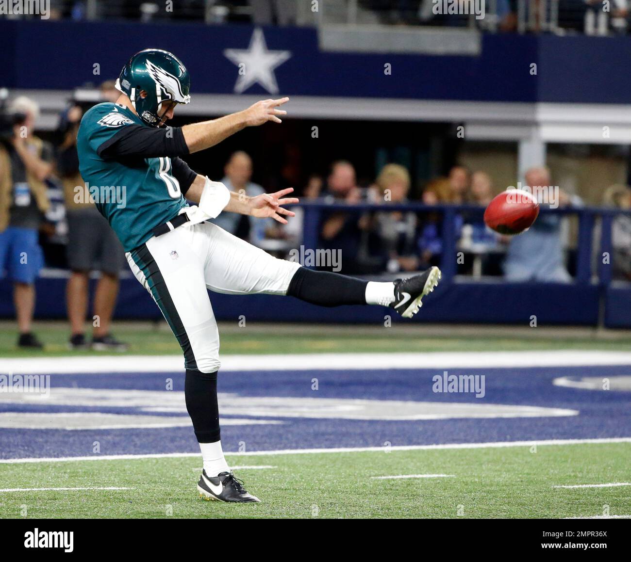 Philadelphia Eagles punter Donnie Jones (8) punts the ball to Dallas ...