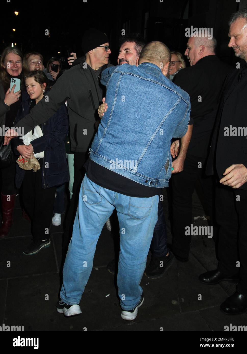simon cowell comes out of the palladium after bgt and an Estonian fan ...