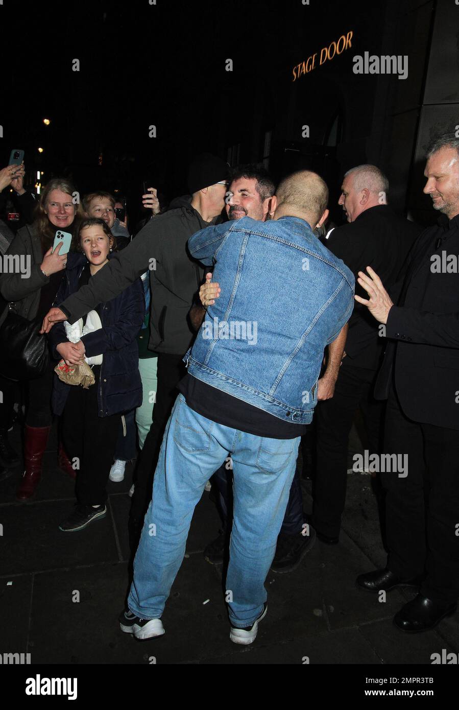 simon cowell comes out of the palladium after bgt and an Estonian fan ...