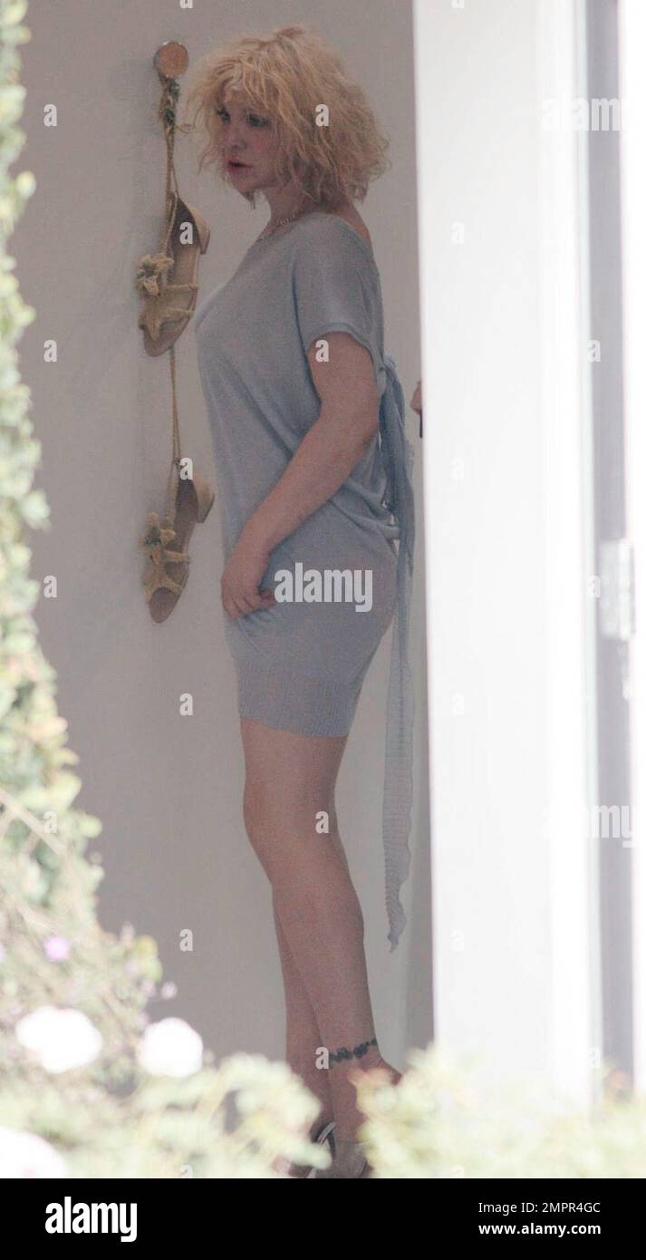 Exclusive!! Courtney loves shopping. The singer spent an hour trying on ...