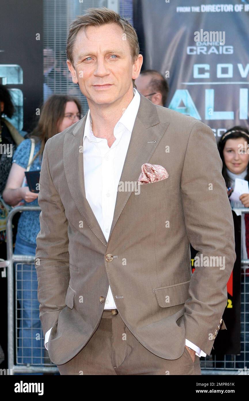 Daniel craig white suit hi-res stock photography and images - Alamy