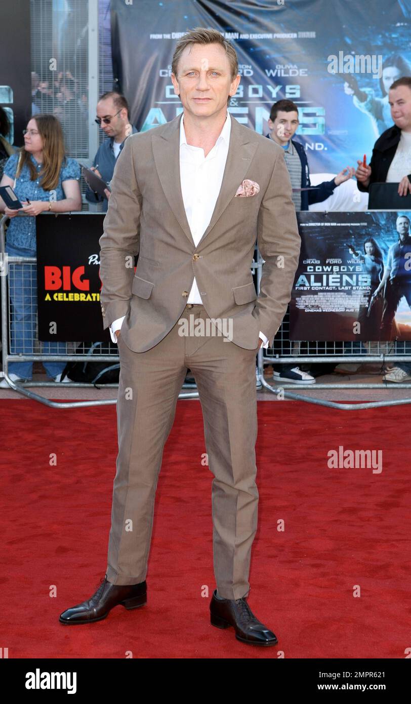 Daniel craig brown suit hi-res stock photography and images - Alamy