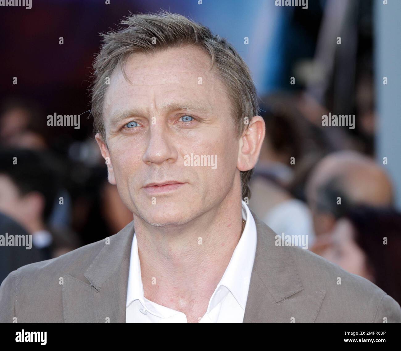 Daniel craig white suit hi-res stock photography and images - Alamy
