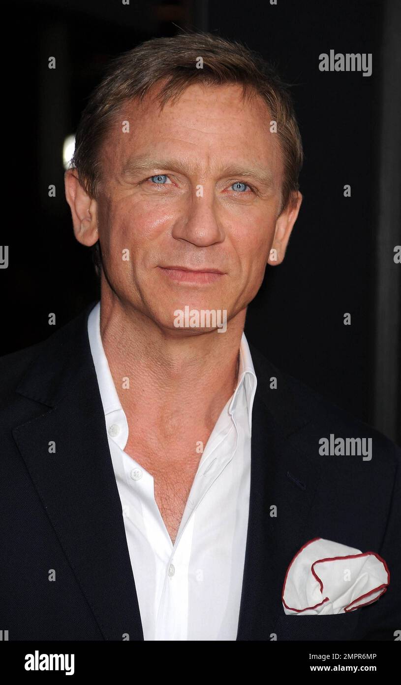 Daniel Craig arrives at the "Cowboys & Aliens" World Premiere at the ...