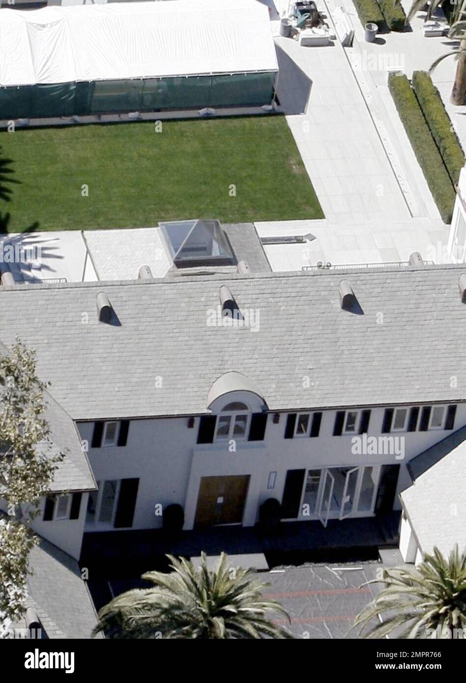 Exclusive!! It looks as though Simon Cowell is finally nearing ...