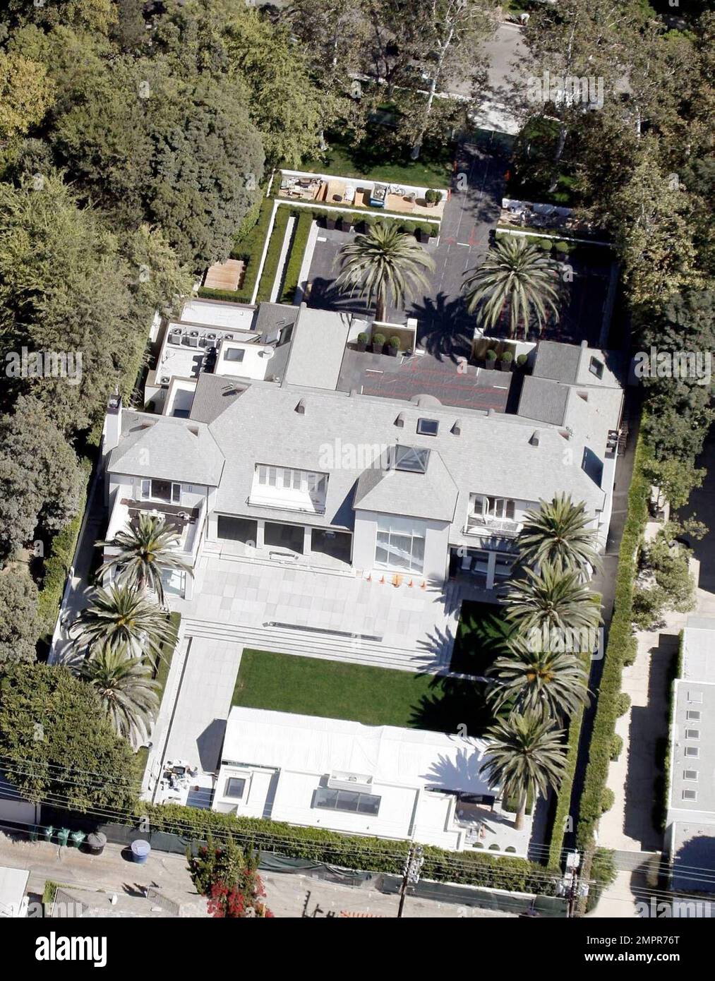 Exclusive!! It looks as though Simon Cowell is finally nearing ...