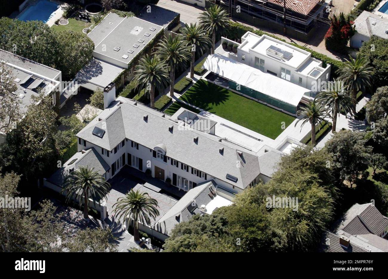 Exclusive!! It looks as though Simon Cowell is finally nearing ...