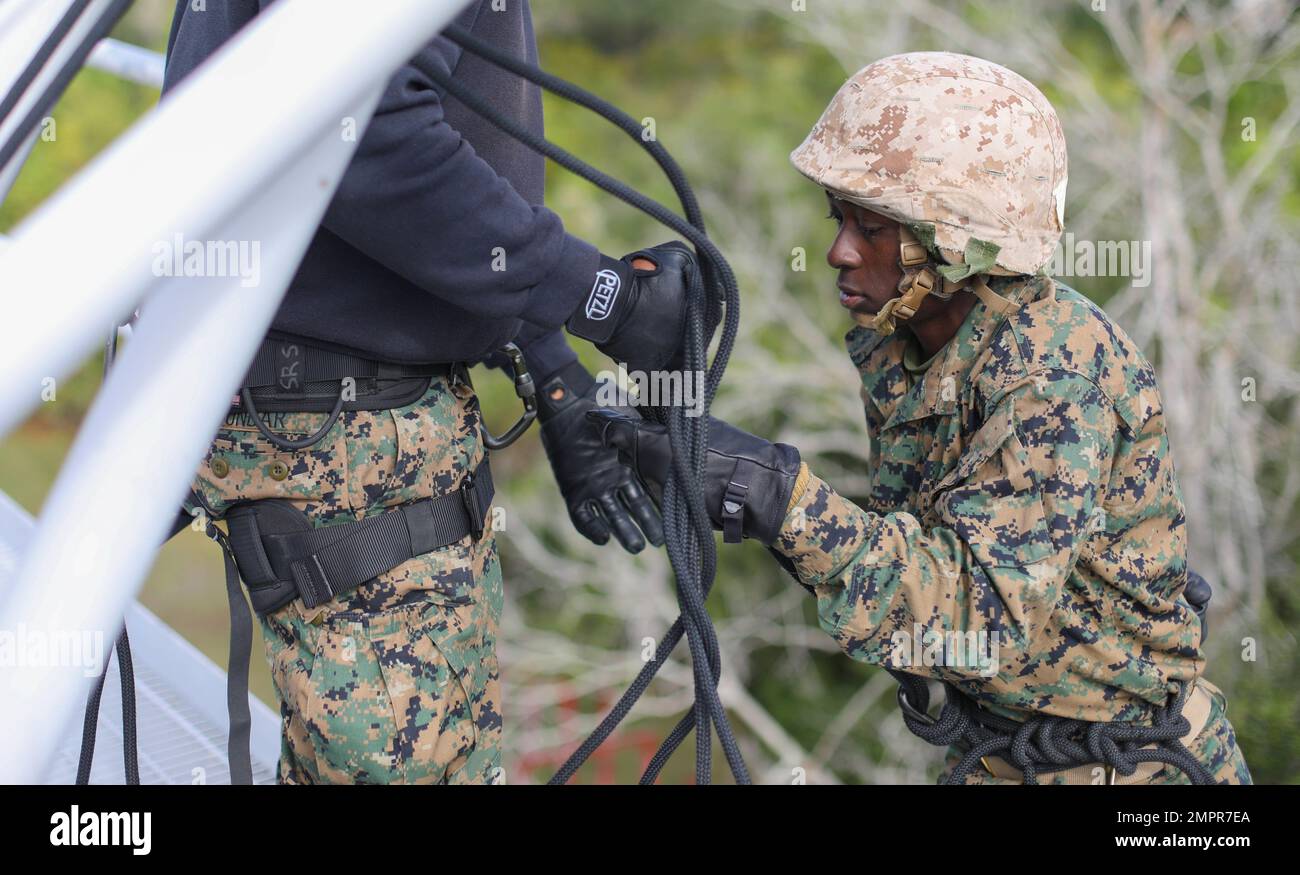 Recruits with India Company, 3rd Recruit Training Batallion, conduct ...