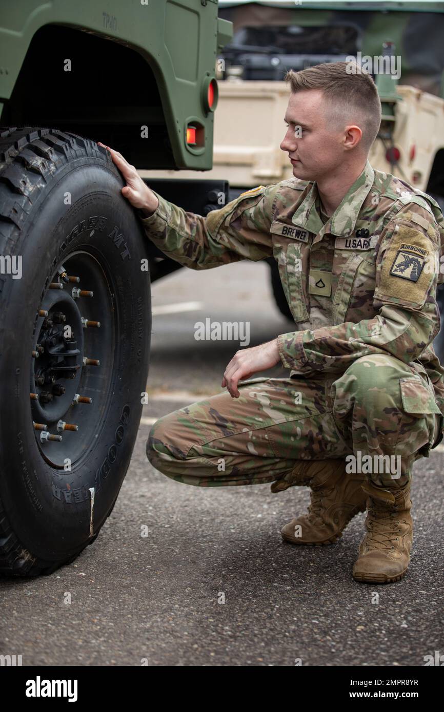 Hmmwv maintenance hi-res stock photography and images - Alamy