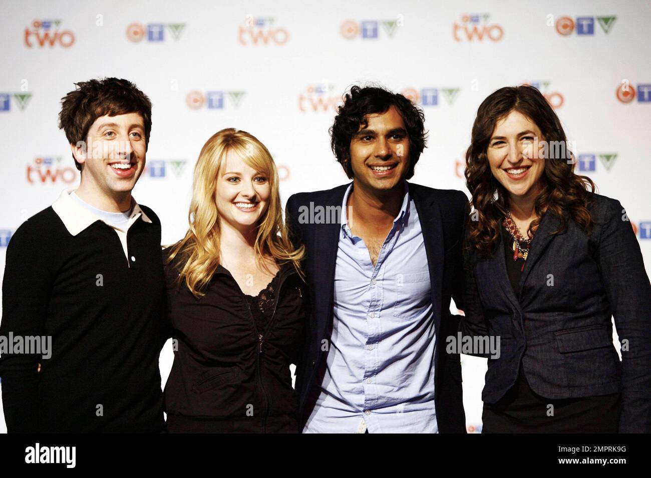 Mayim bialik and melissa rauch hi-res stock photography and images - Alamy