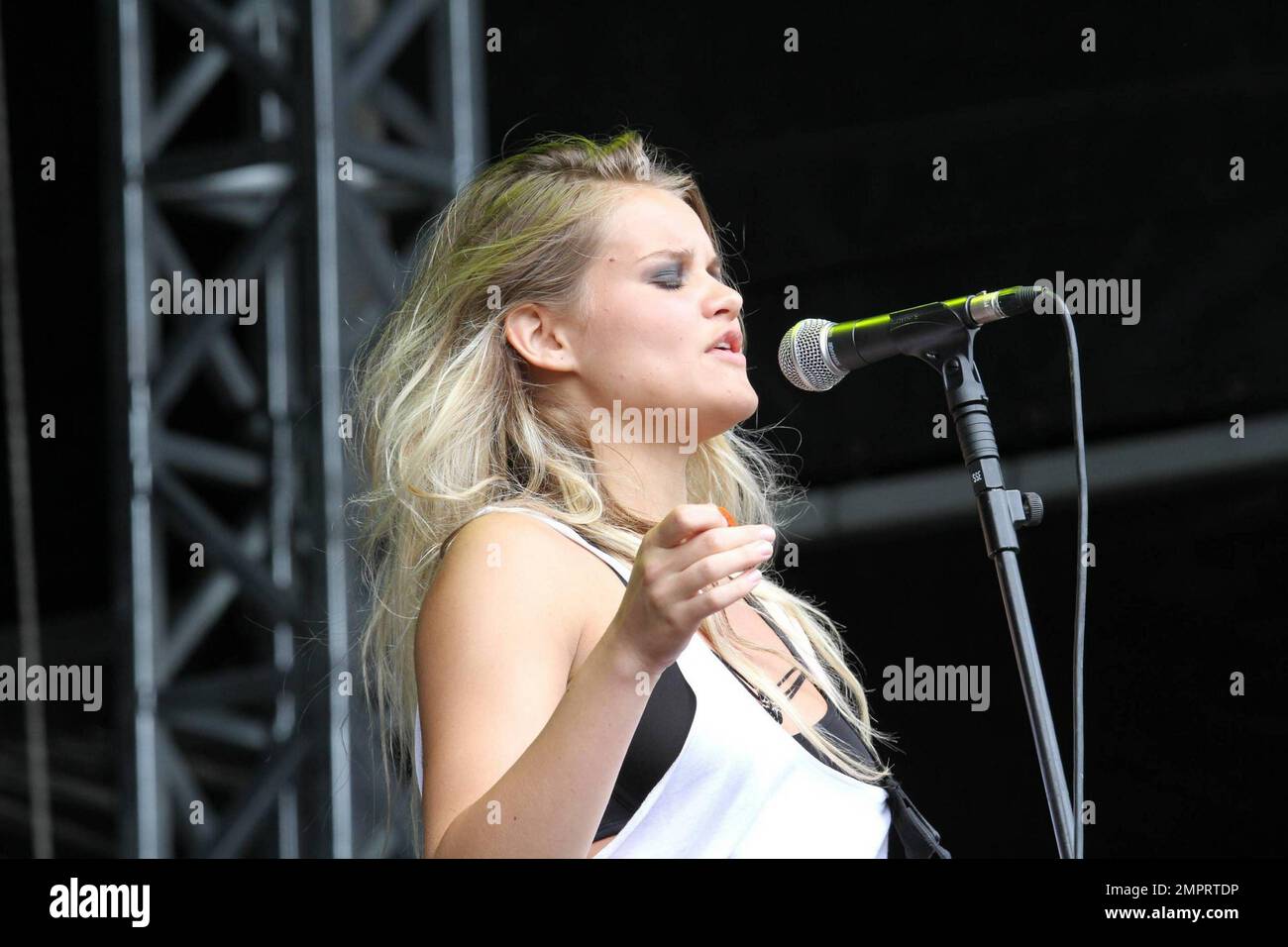 Daisy coburn daisy daisy dares hi-res stock photography and images - Alamy