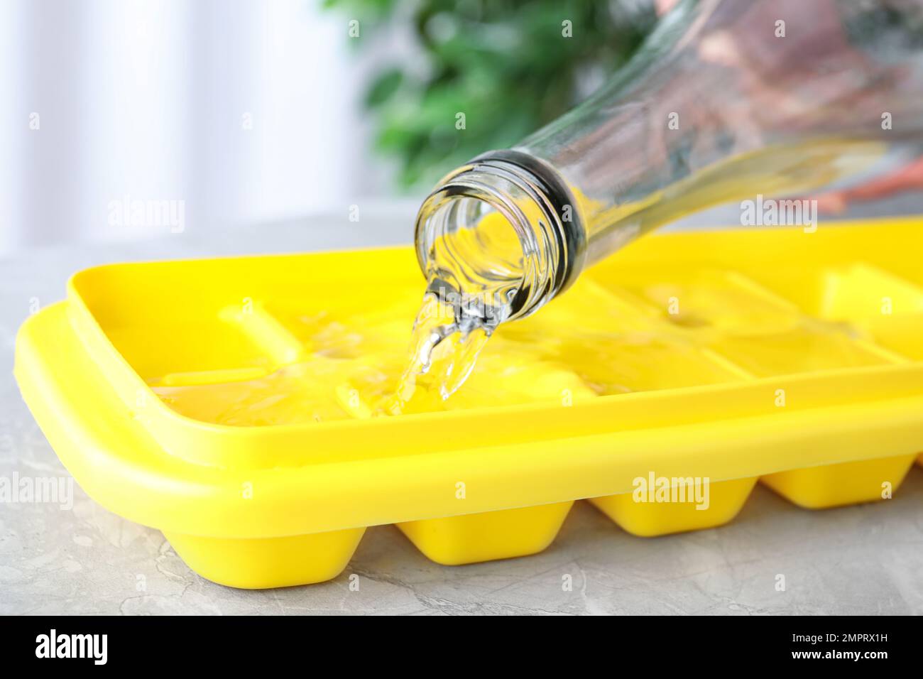 Pouring water into ice tray hi-res stock photography and images - Alamy