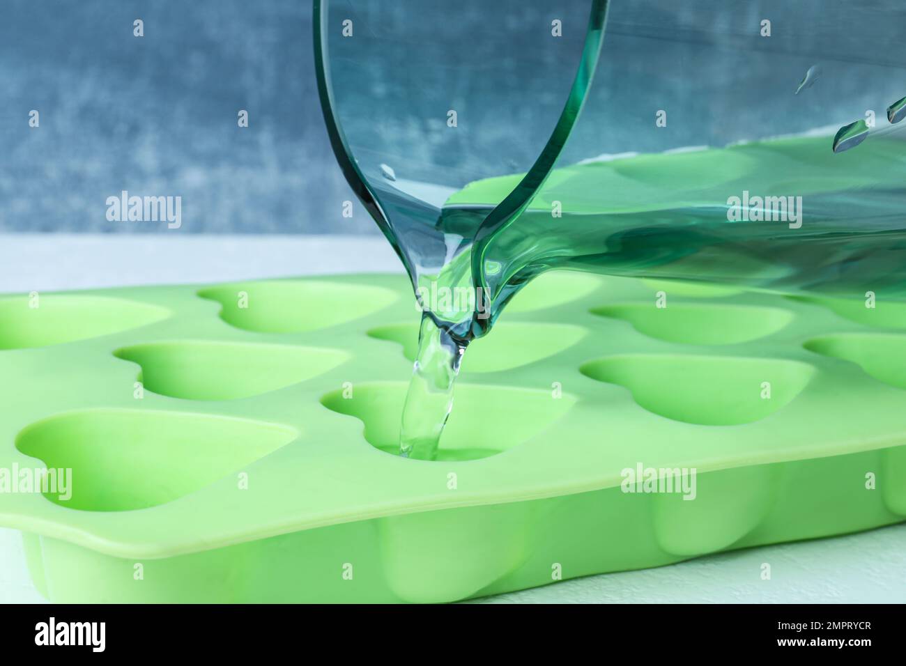 Ice cube tray hi-res stock photography and images - Alamy