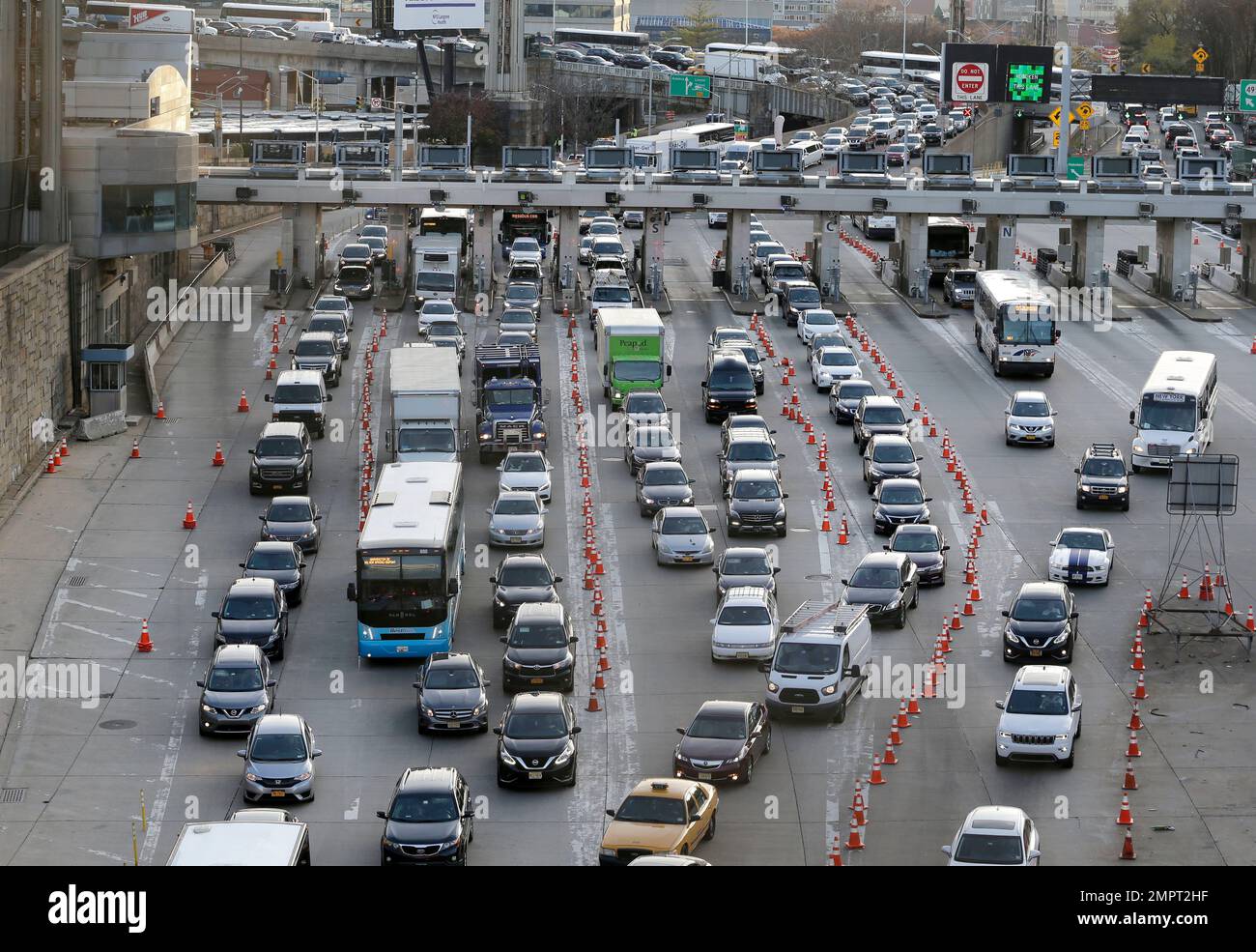 Traffic, headed towards New York City, builds at the entrance to the ...