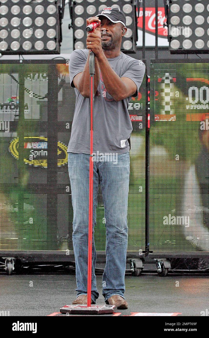 Lead singer of Hootie & the Blowfish and CMA New Artist of the Year ...