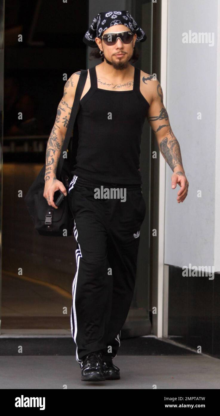 Rocker Dave Navarro waves to cameras as he leaves the gym wearing a ...