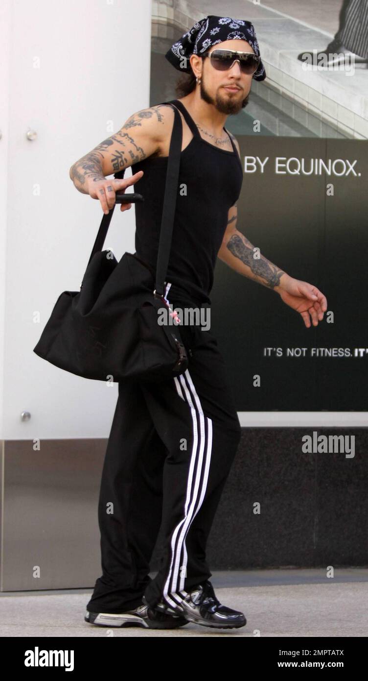Rocker Dave Navarro waves to cameras as he leaves the gym wearing a ...