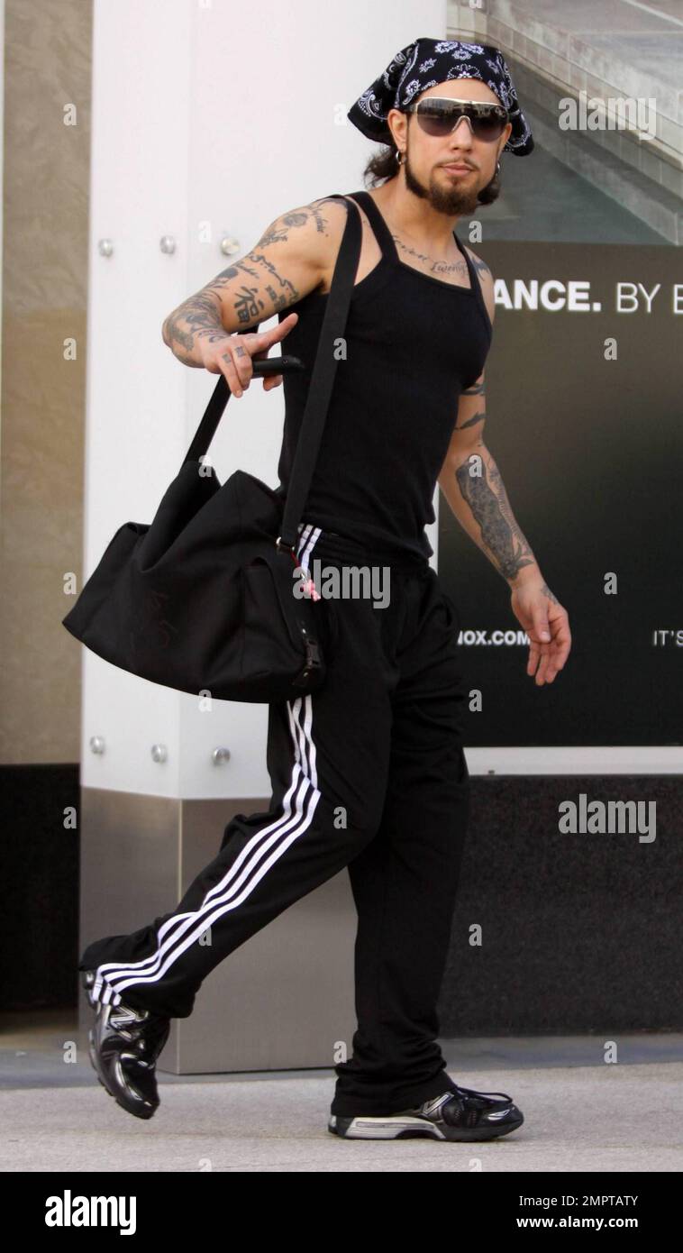 Rocker Dave Navarro waves to cameras as he leaves the gym wearing a ...