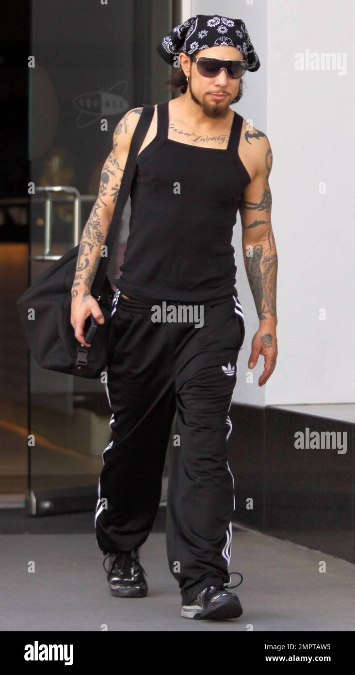 Rocker Dave Navarro waves to cameras as he leaves the gym wearing a ...