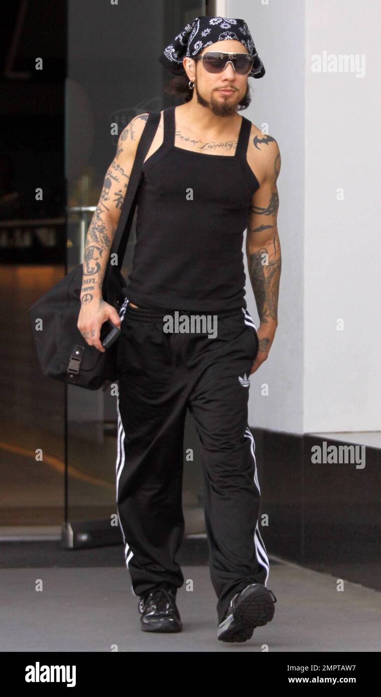 Rocker Dave Navarro waves to cameras as he leaves the gym wearing a ...