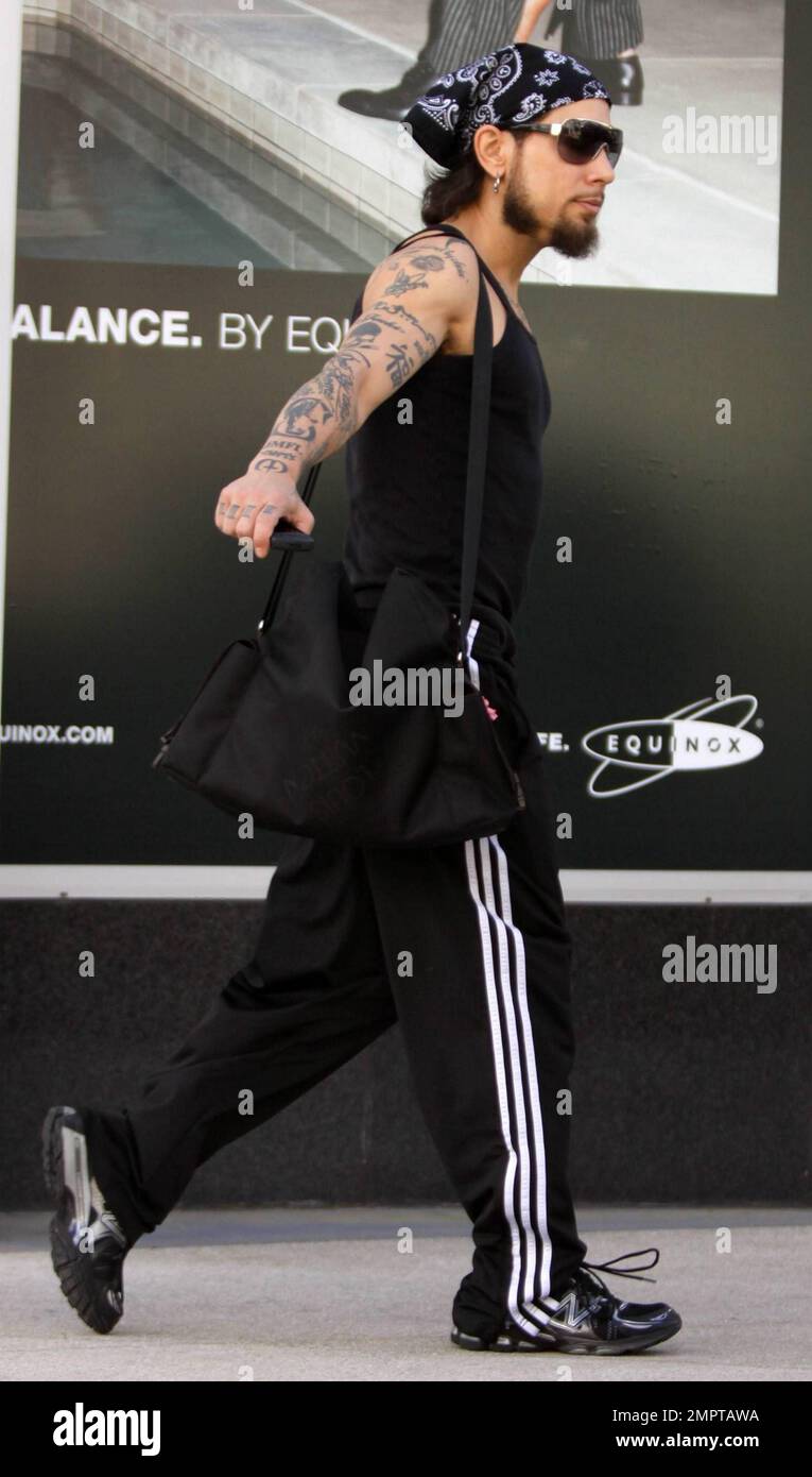 Rocker Dave Navarro waves to cameras as he leaves the gym wearing a ...