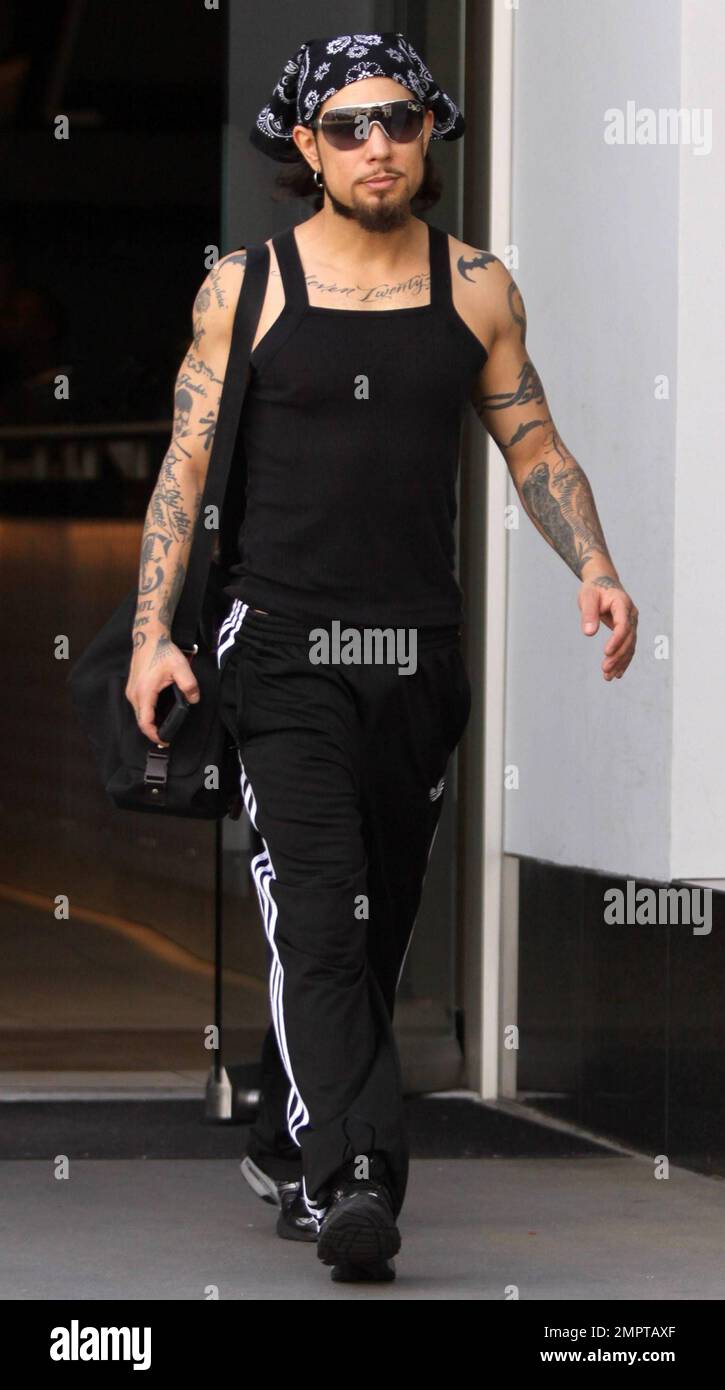 Rocker Dave Navarro waves to cameras as he leaves the gym wearing a ...