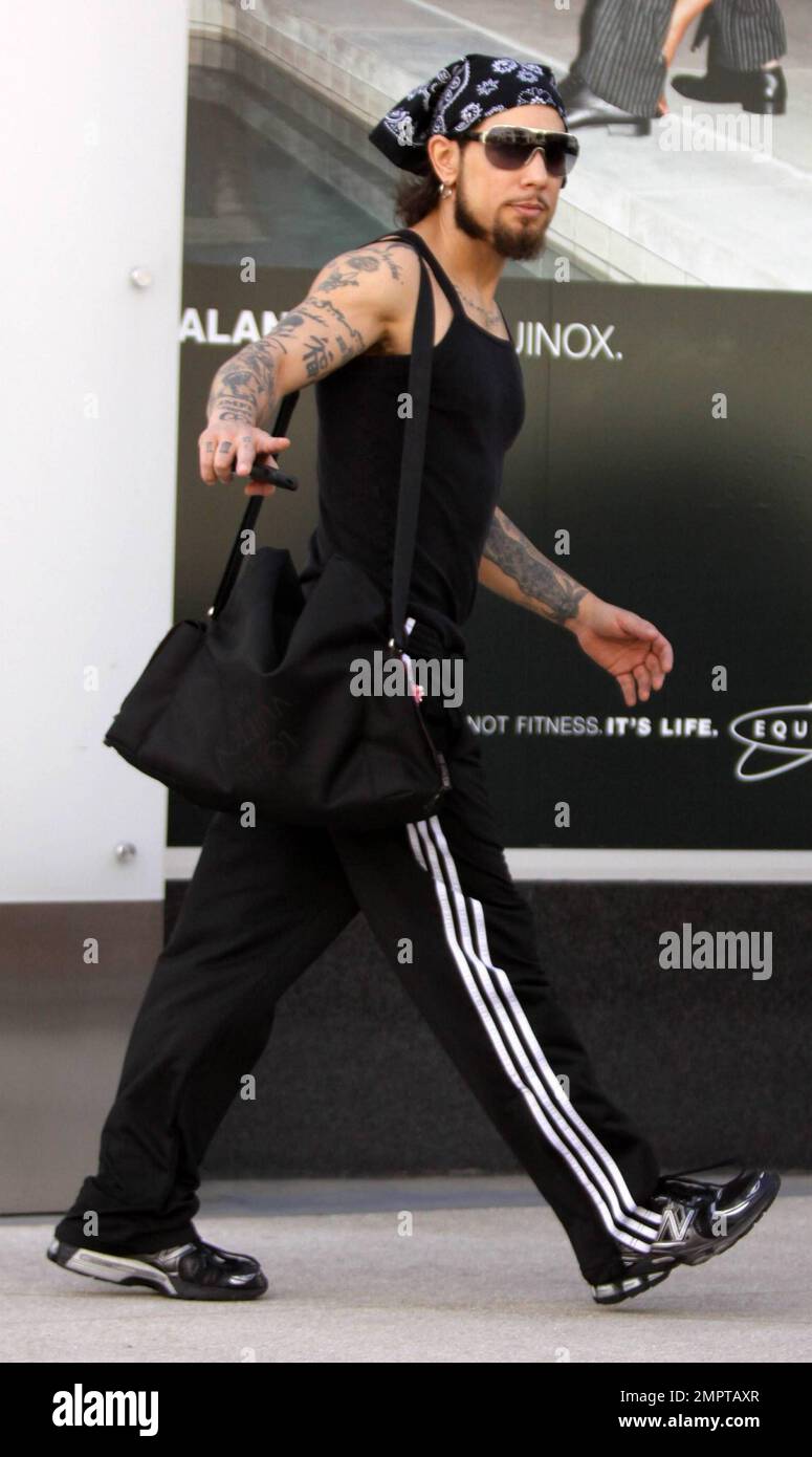 Rocker Dave Navarro waves to cameras as he leaves the gym wearing a ...