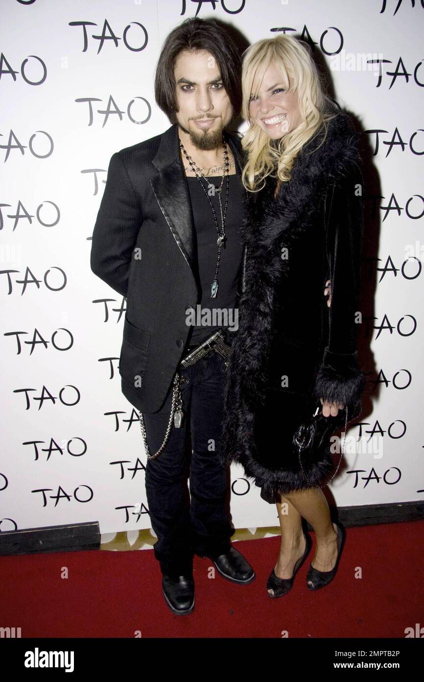 Musician Dave Navarro and girlfriend Lindsey Hartley walk the red ...