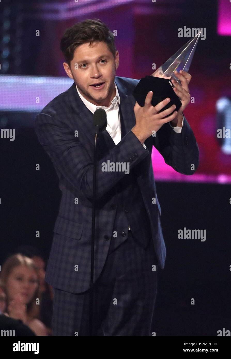 Niall Horan accepts the award for new artist of the year at the ...