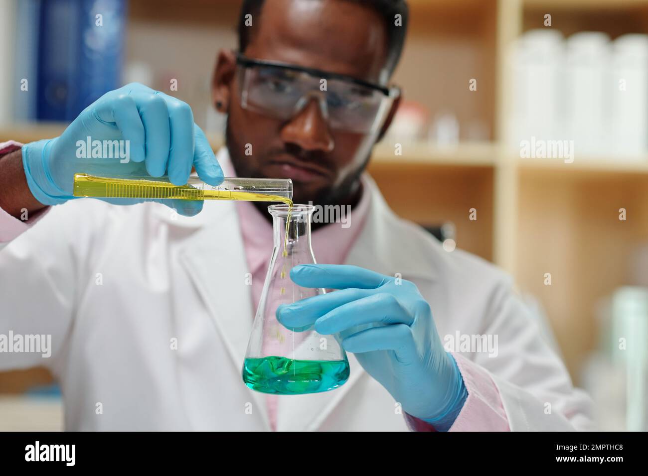 Scientist laboratory worker hi-res stock photography and images - Alamy
