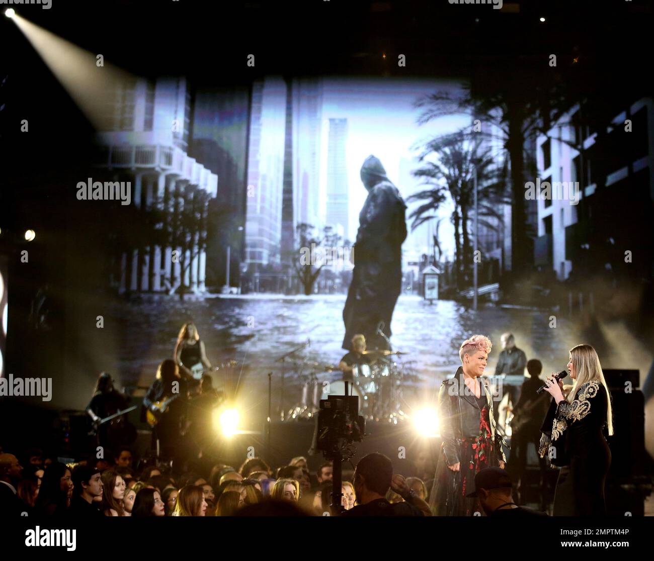Pink, left, and Kelly Clarkson perform "Everybody Hurts" at the ...
