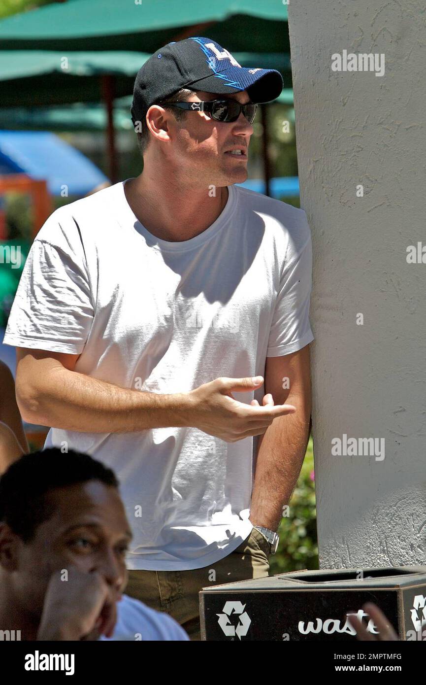 Exclusive!! Dean Cain having a conversation with friends at the Coffee ...