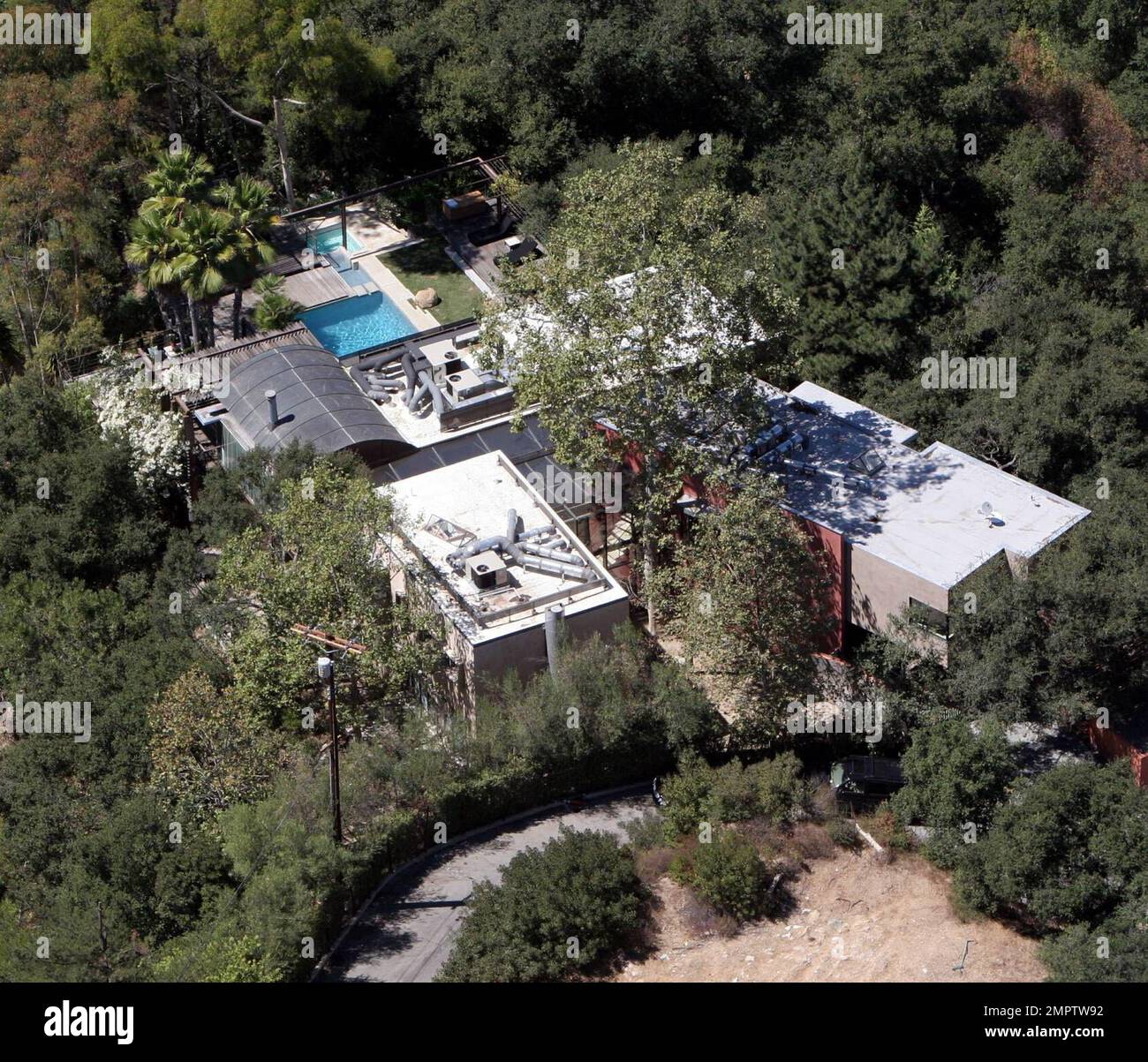 Exclusive!! Demi Moore's newly renovated Beverly Hills home in Ca ...