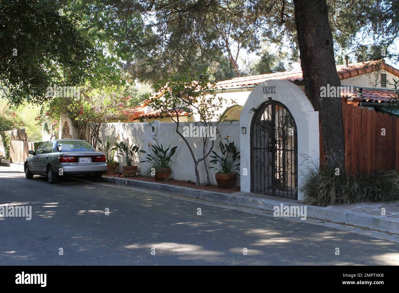 EXCLUSIVE!! Exterior views of 18-year-old actress and singer Demi ...